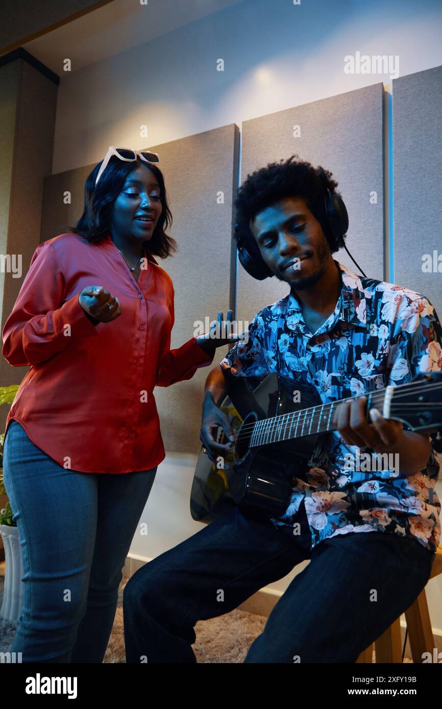 African singing guitar player hi-res stock photography and images - Alamy