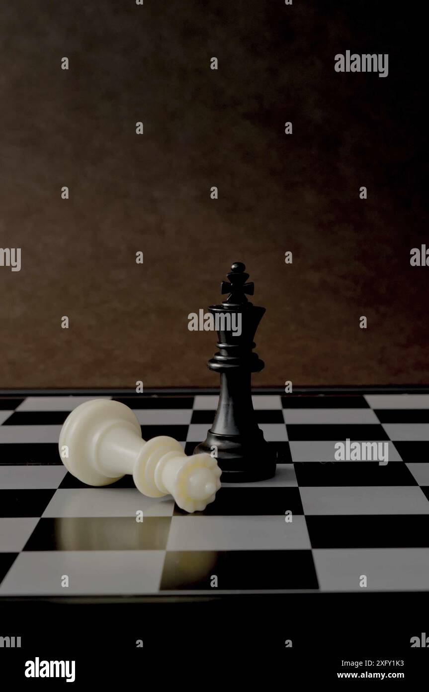 Chess board queen defeated king hi-res stock photography and images - Alamy