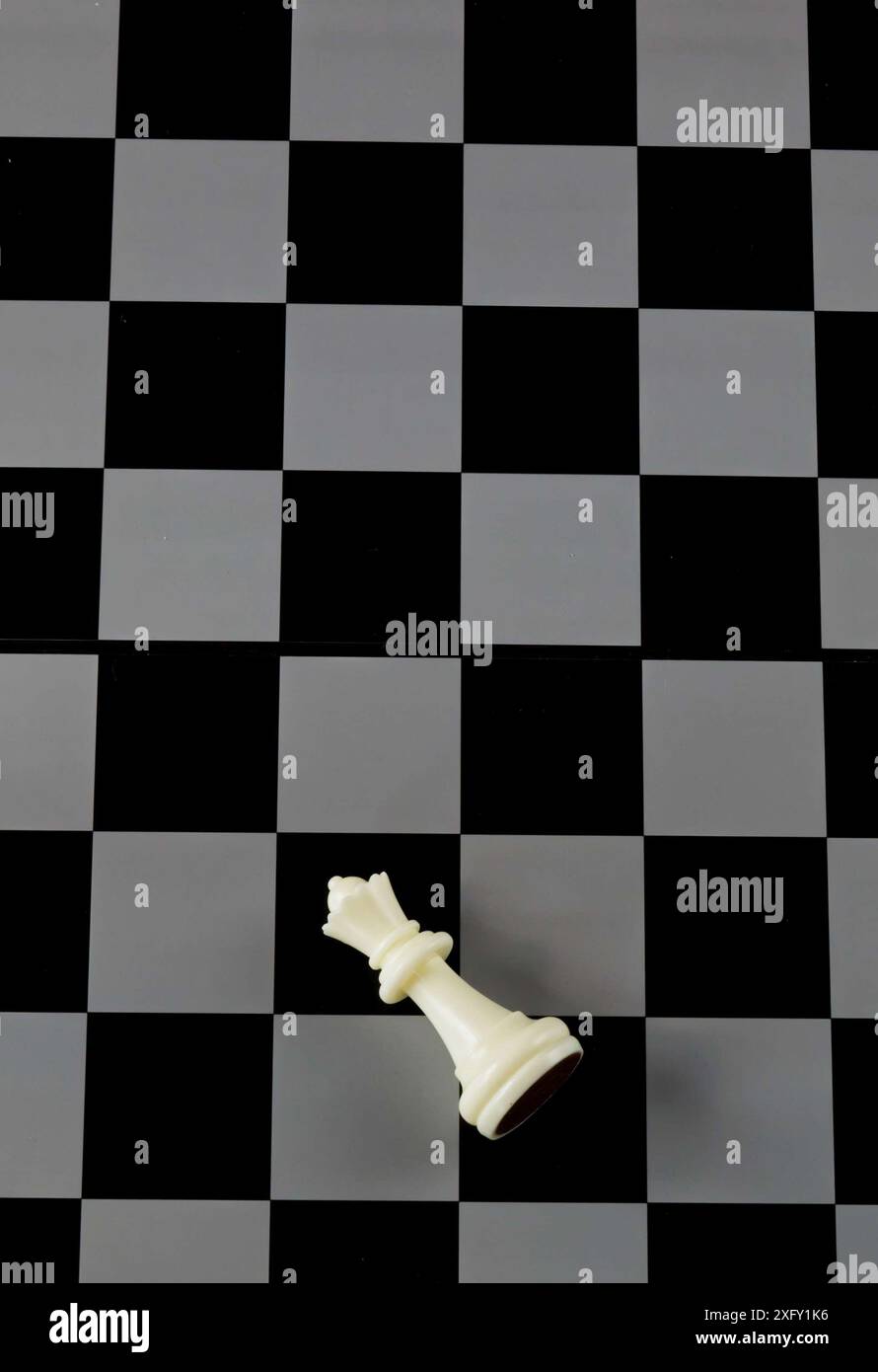 Chess queen fallen hi-res stock photography and images - Alamy