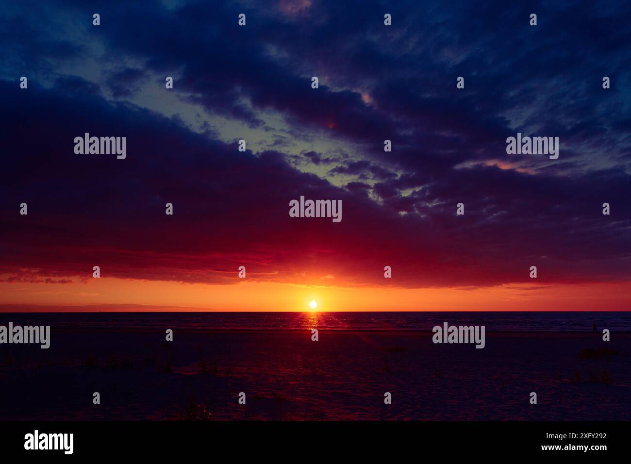 A beautiful sunrise over the Baltic sea - horizon and colorful sky ...