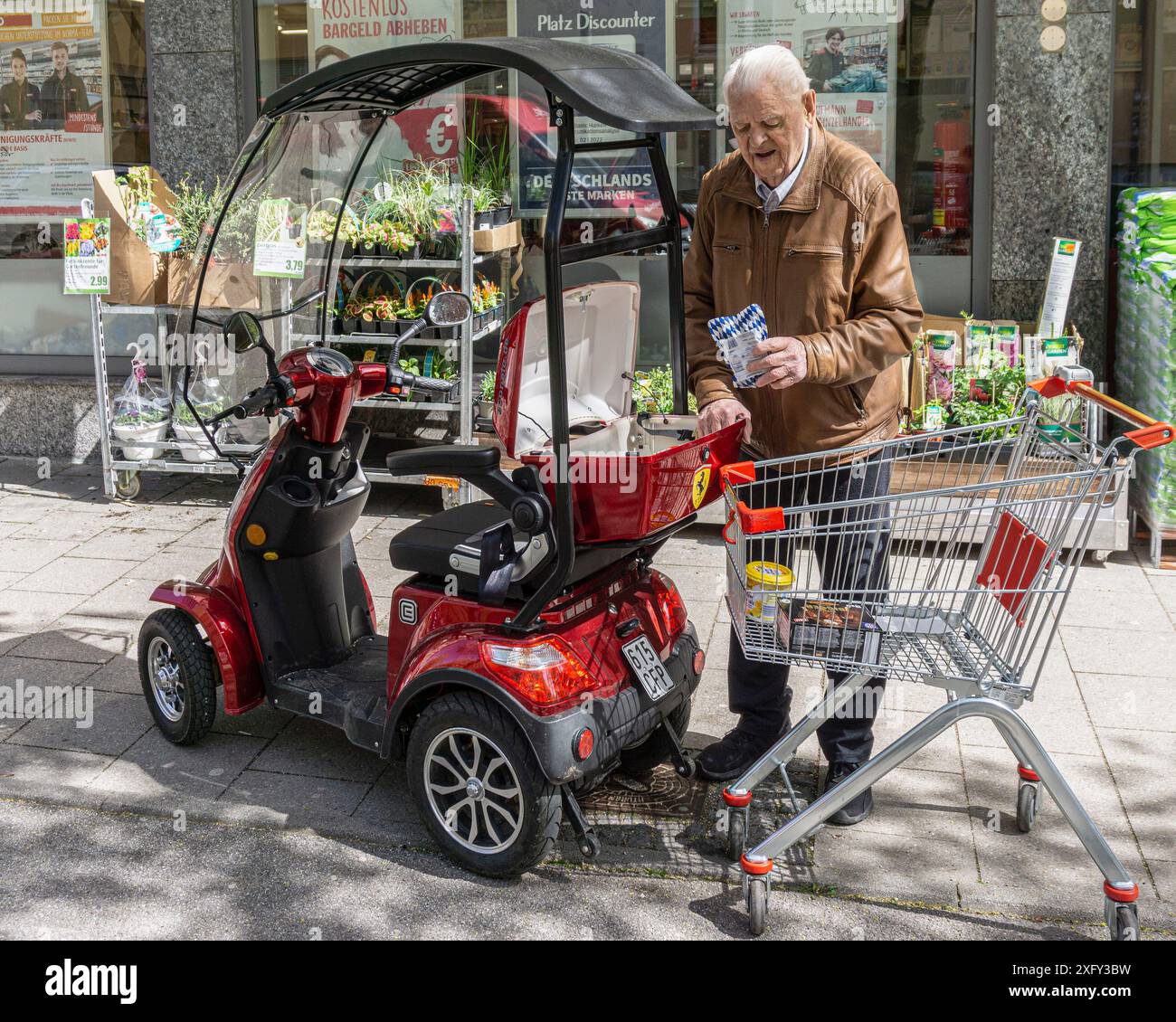 Car shopping senior hi-res stock photography and images - Alamy
