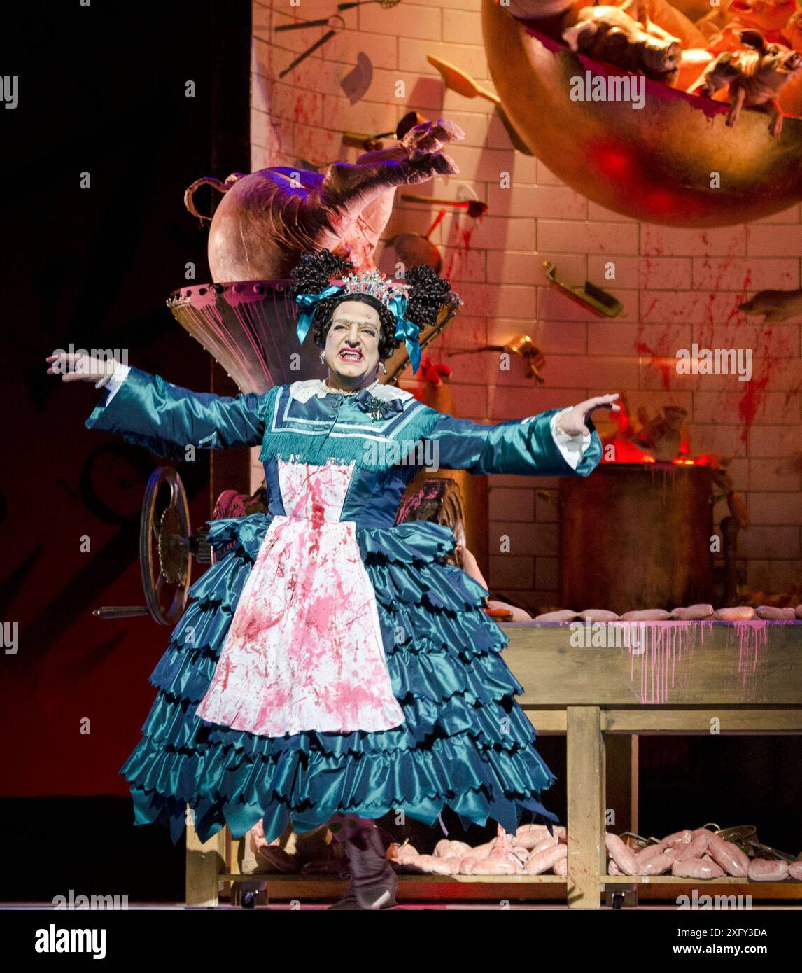 Simon Russell Beale (Duchess) in ALICE'S ADVENTURES IN WONDERLAND at ...