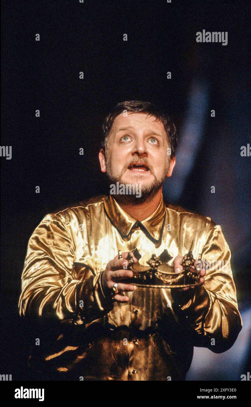 Simon Russell Beale (King Edward II) in EDWARD II by Christopher ...