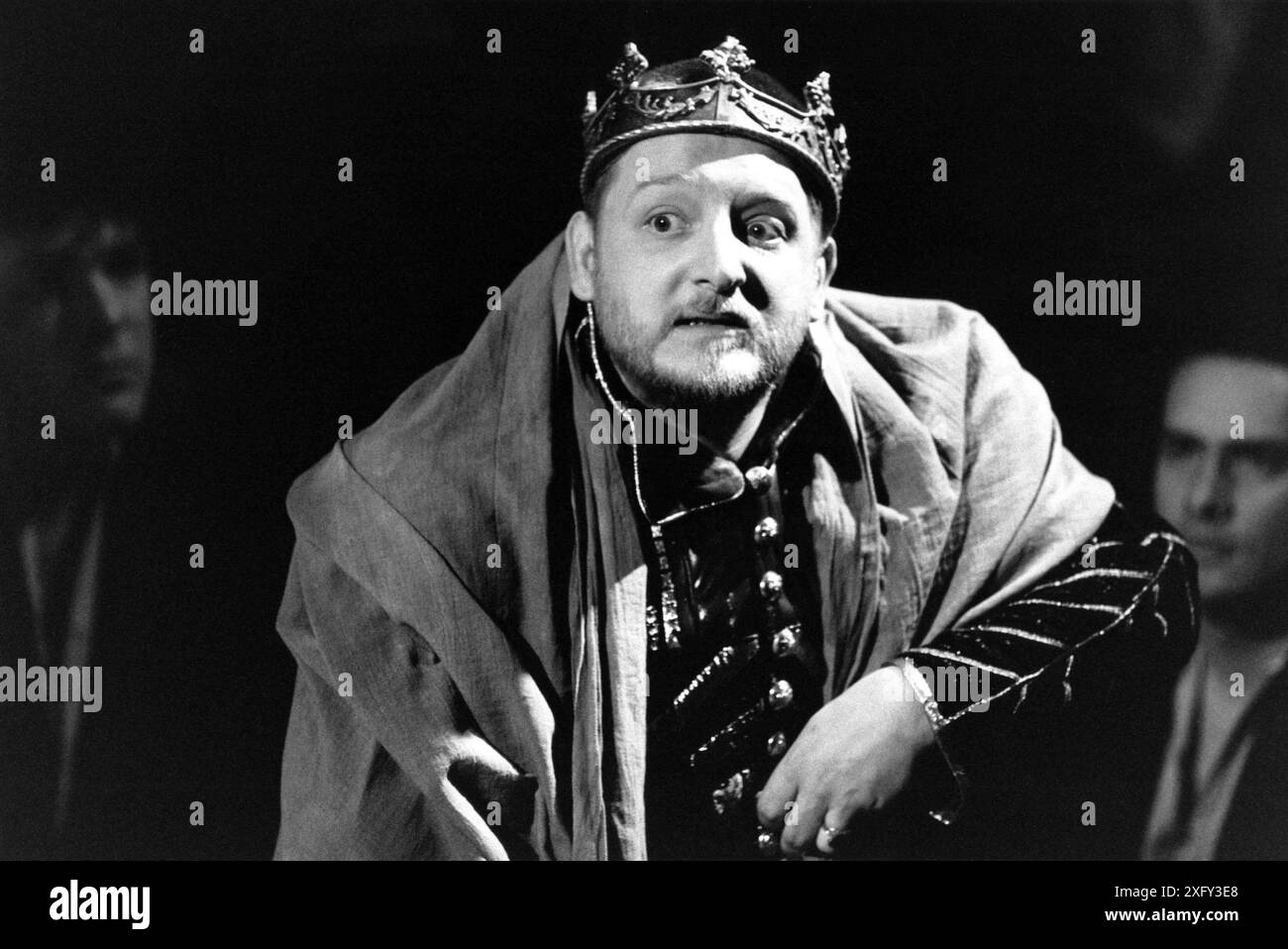 Simon Russell Beale (King Edward II) in EDWARD II by Christopher ...