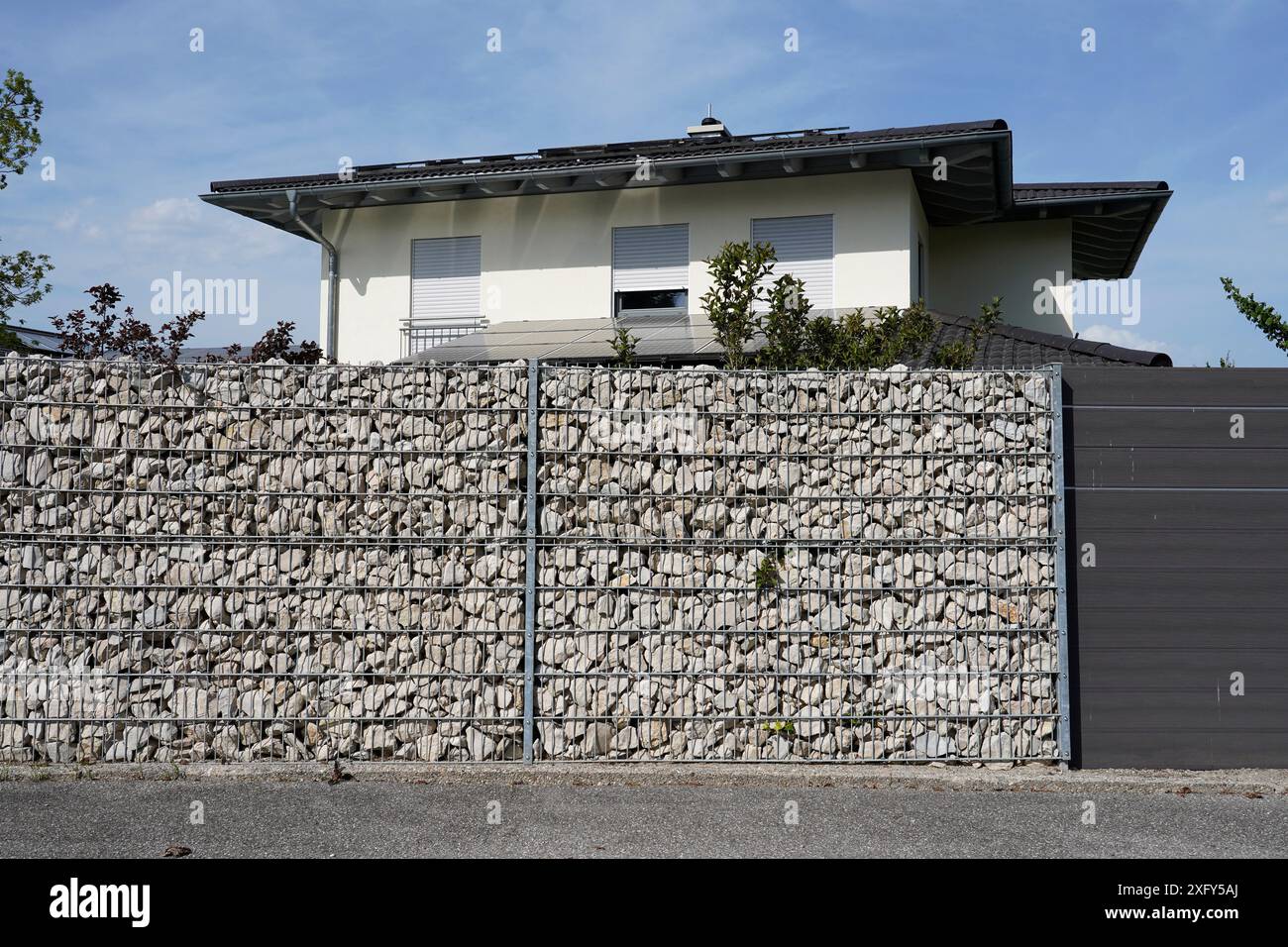 Detached house behind high garden fence hi-res stock photography and ...