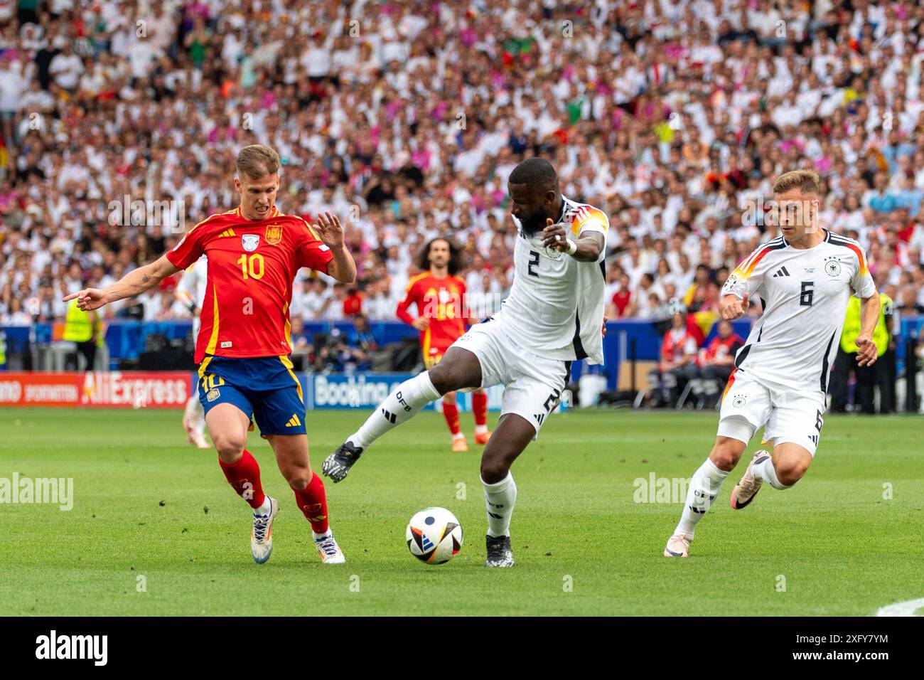v.li. Dani Olmo (Spanien, #10), Antonio Ruediger (Deutschland #02 ...