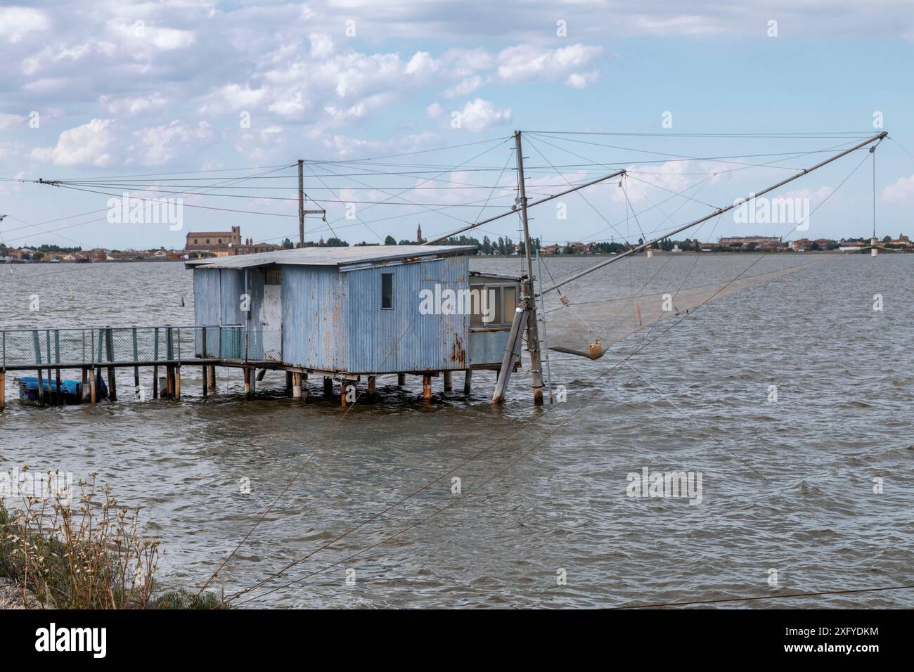 Fishing house in the comacchio valleys lagoon hi-res stock photography ...