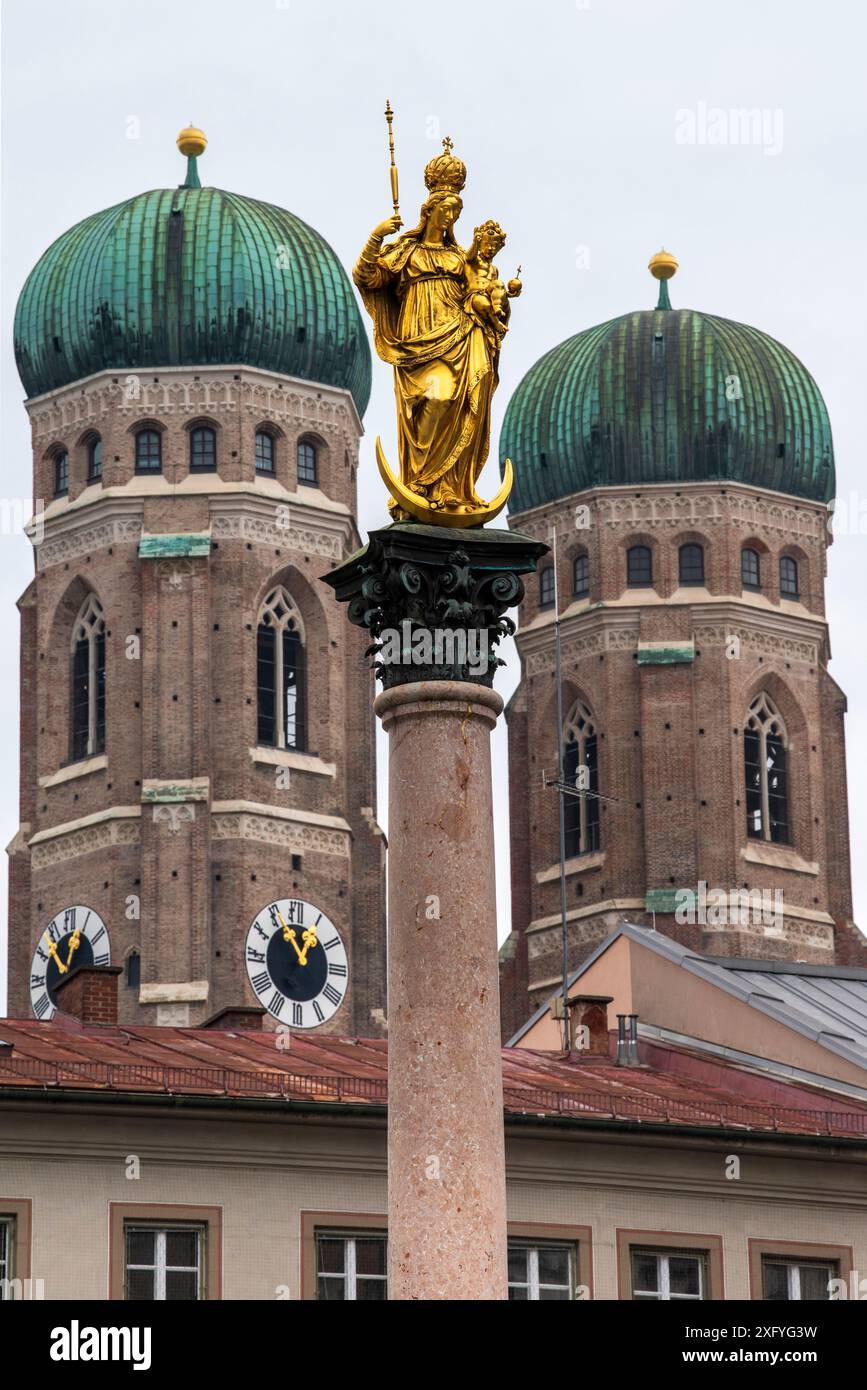 In front of the famous twin towers of the Frauenkirche stands the ...