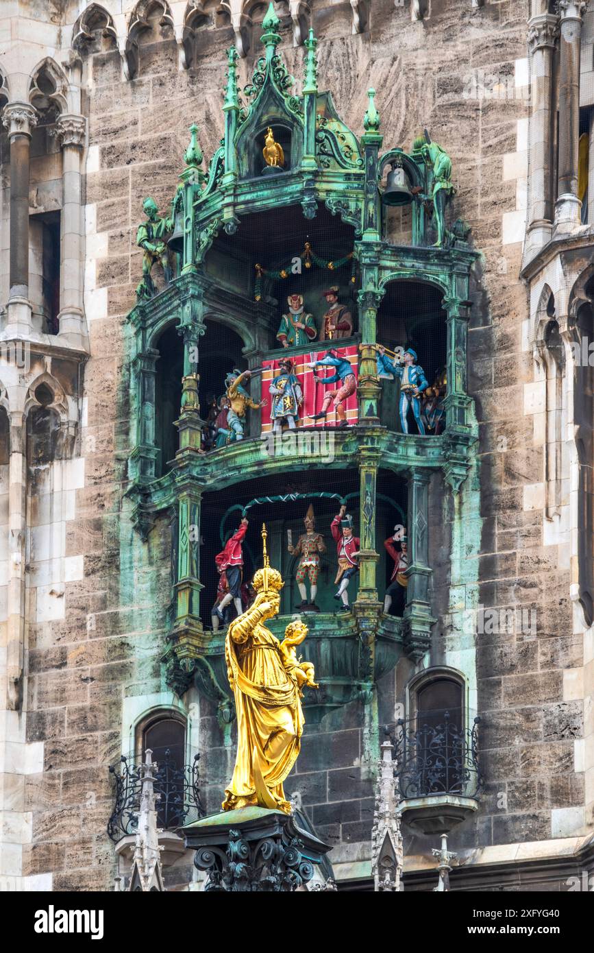The carillon on the Munich Town Hall shows a scene from the wedding ...