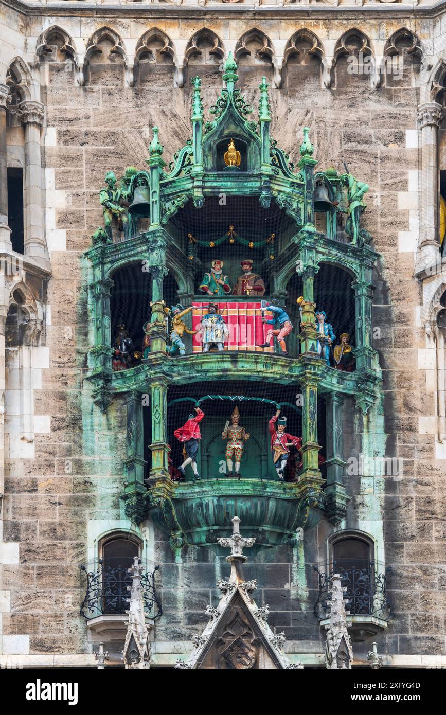 The carillon on the Munich Town Hall shows a scene from the wedding ...