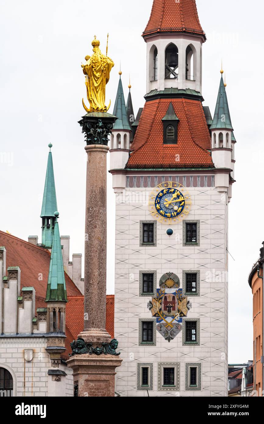 View across Marienplatz in Munich to the old town hall with tower and ...