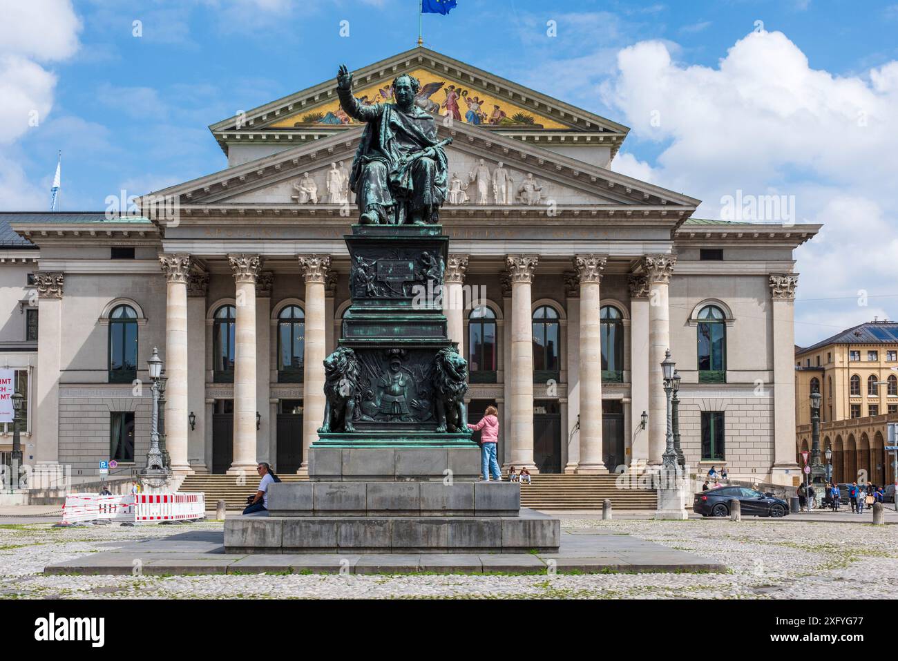 On Max-Joseph-Platz in the center of Munich stands the National Theater ...