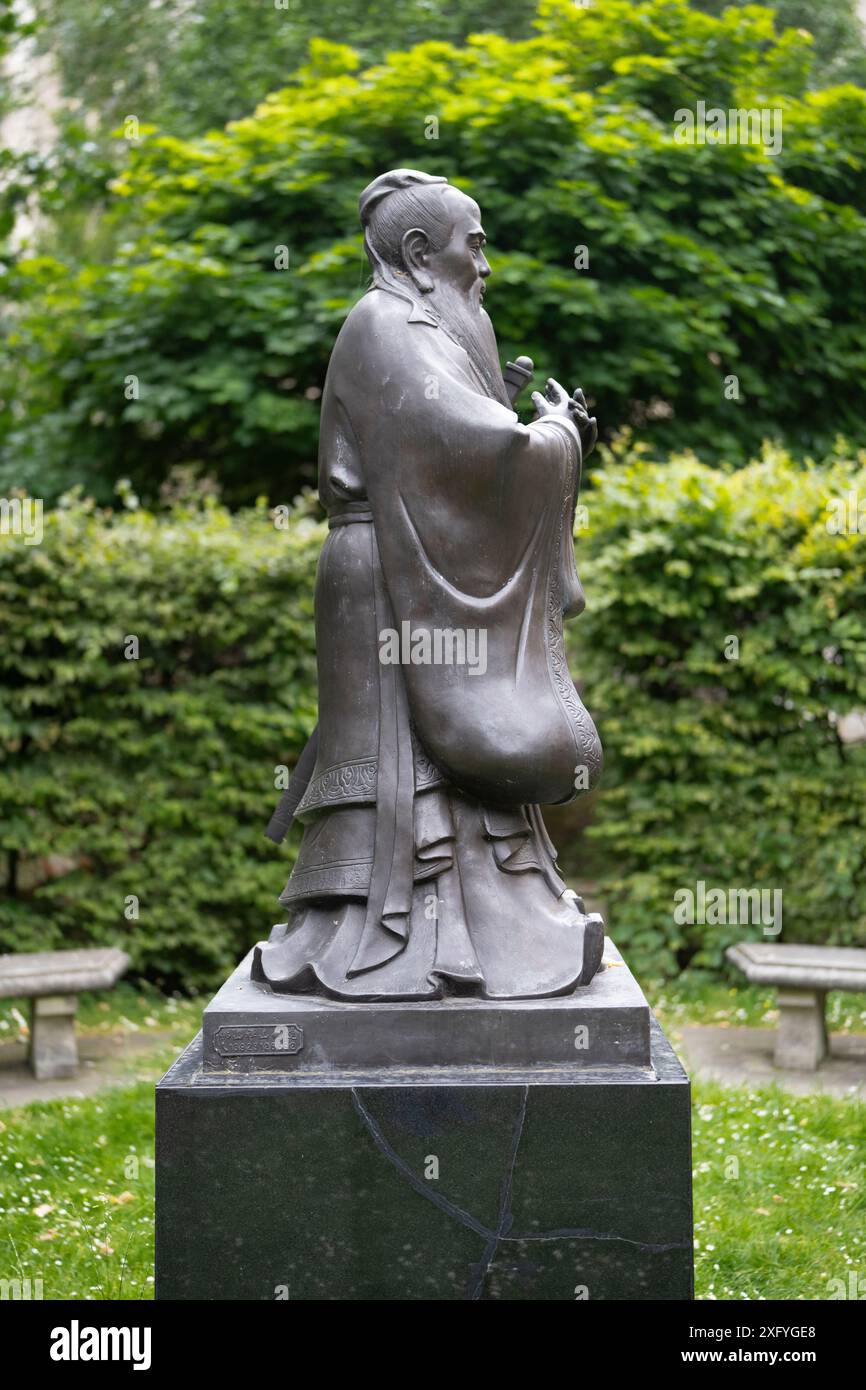 Bronze statue of Confucius, The Maughan Library King's College London ...