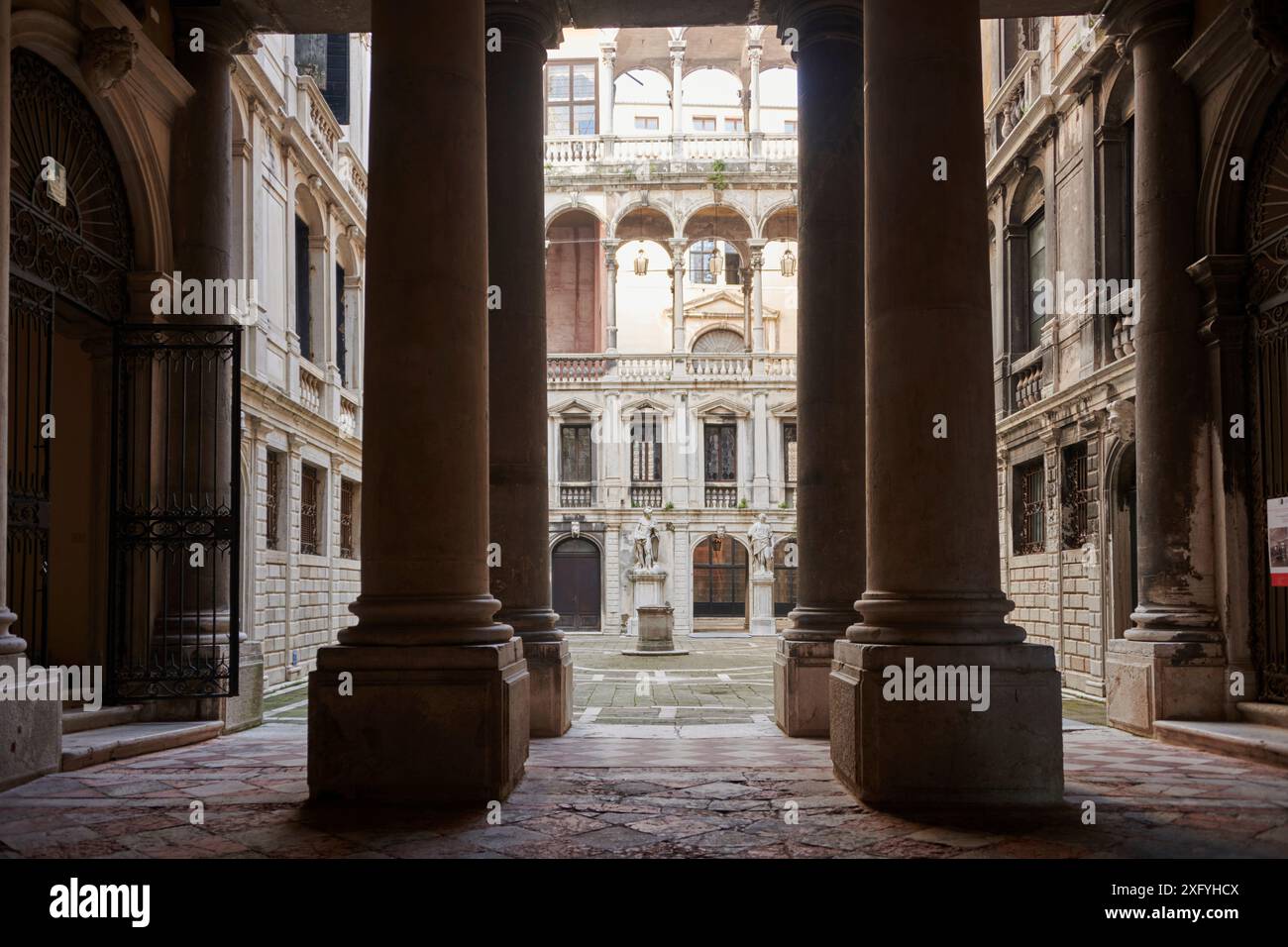 Inner columns hi-res stock photography and images - Alamy