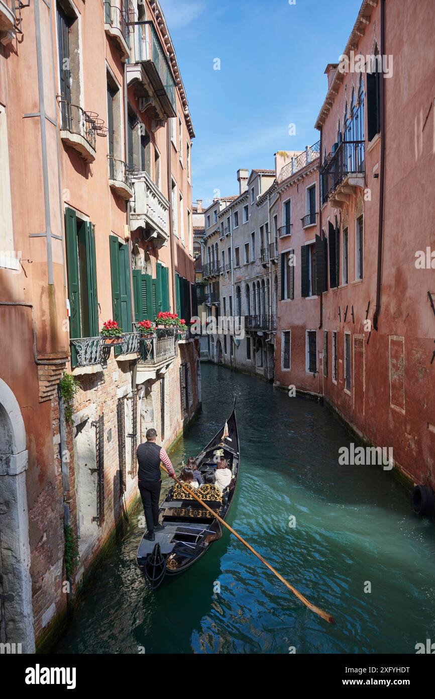 Gondolier at work Stock Photo - Alamy