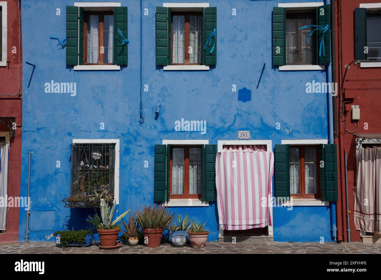 Blue house hi-res stock photography and images - Alamy