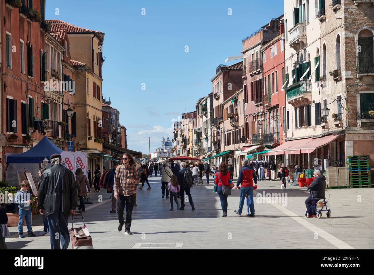 Wide alley in Venice Stock Photo - Alamy
