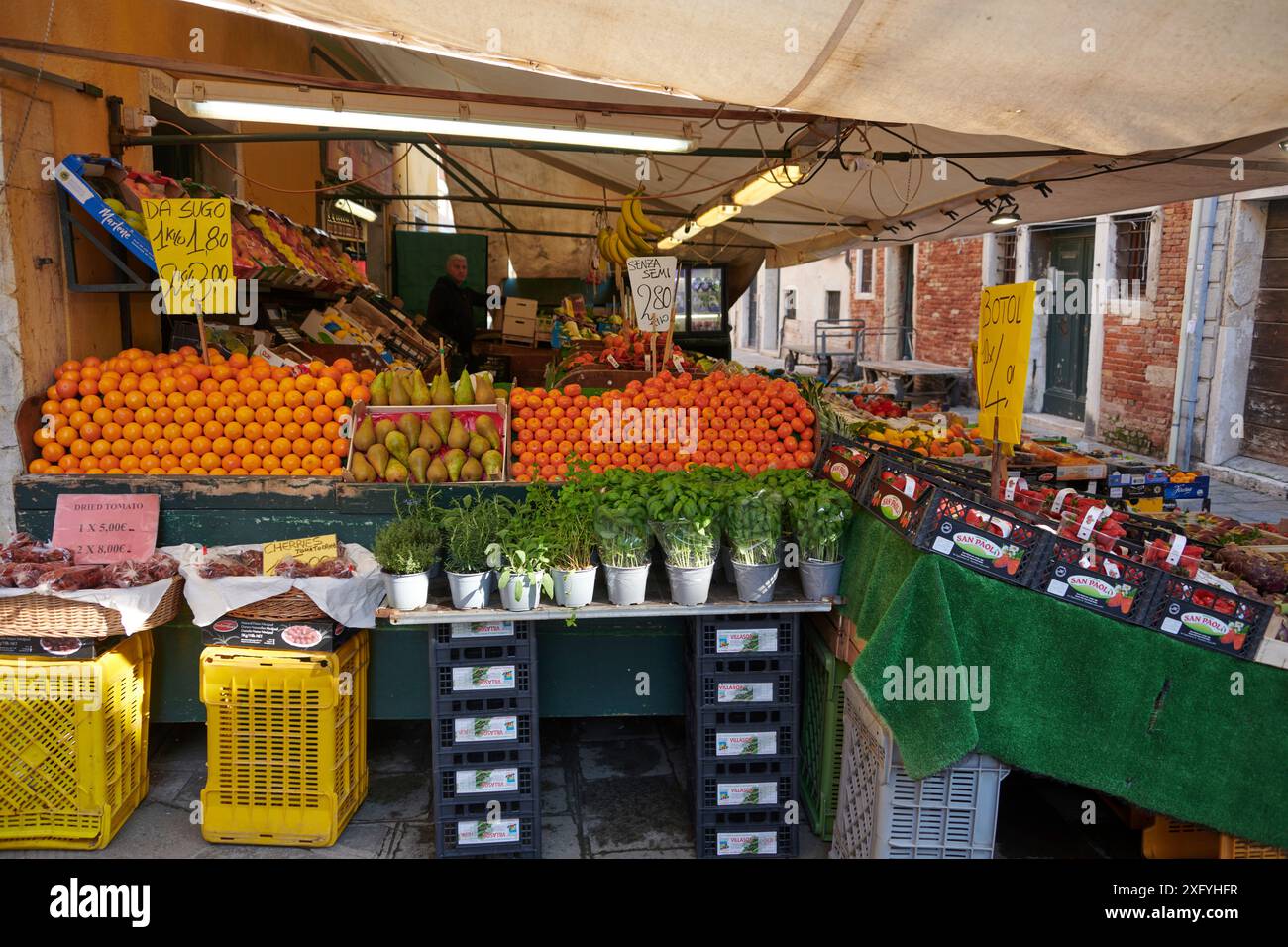 Fruit at the market Stock Photo - Alamy
