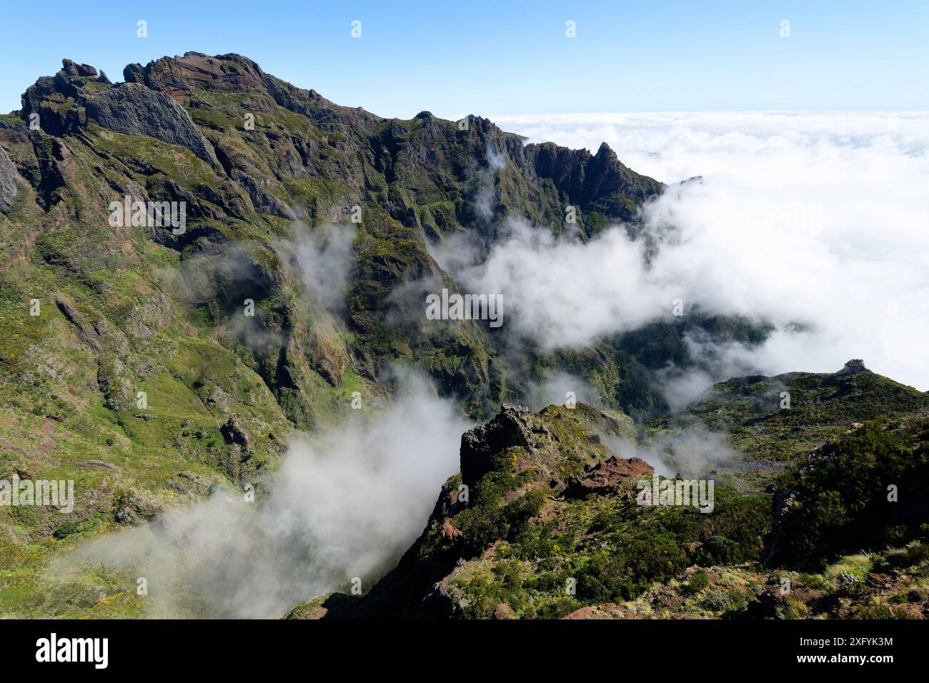 View of the mountains from the Nninho da Manta viewpoint, Madeira, Ilha ...