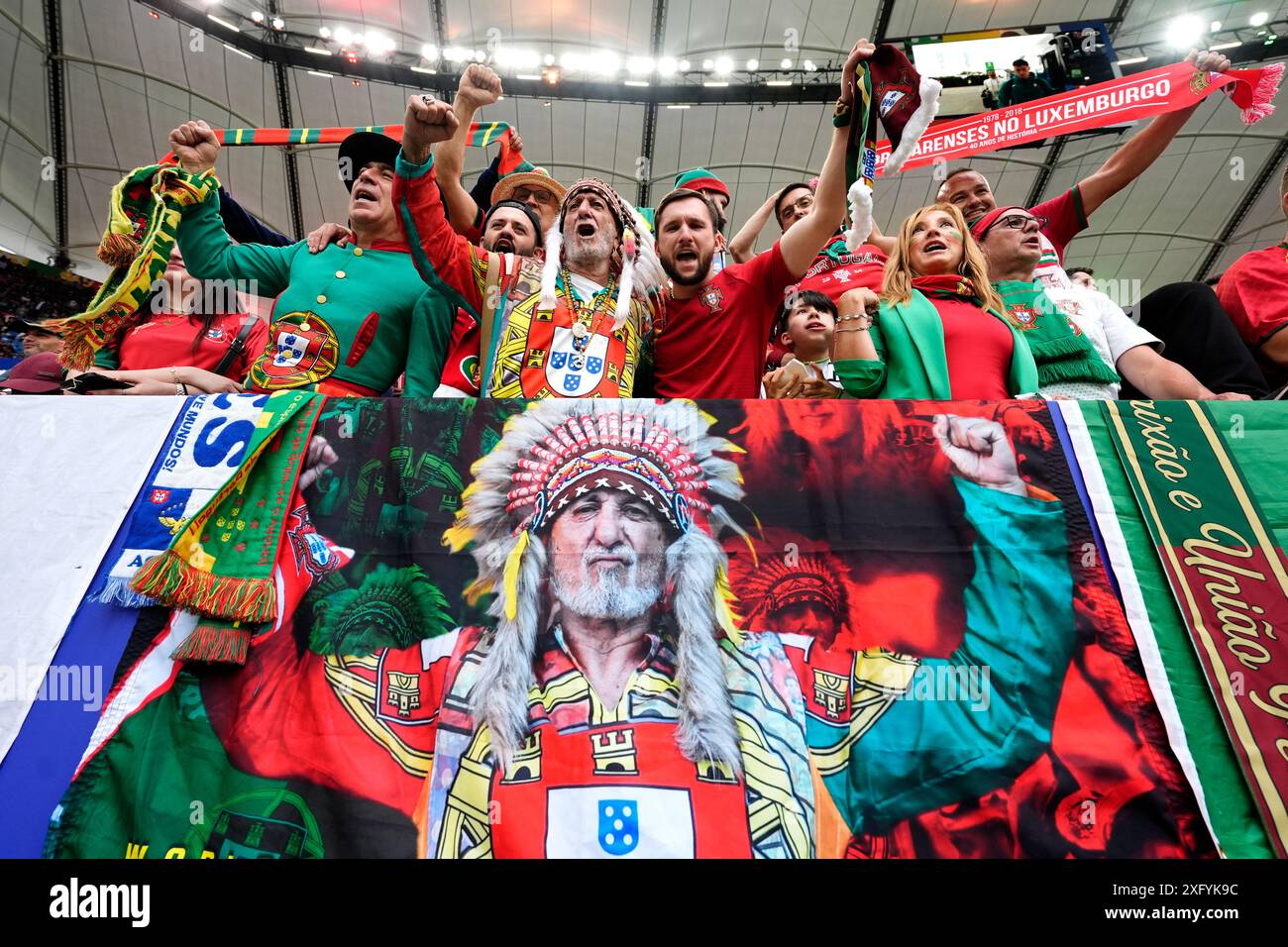 Feathered war bonnet hi-res stock photography and images - Alamy