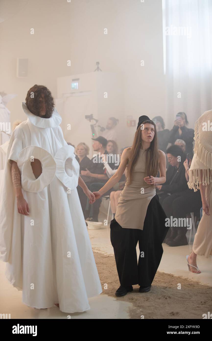 Designerin Irina Dzhus präsentierte am 2.7.2024 ihre neue Kollektion ...