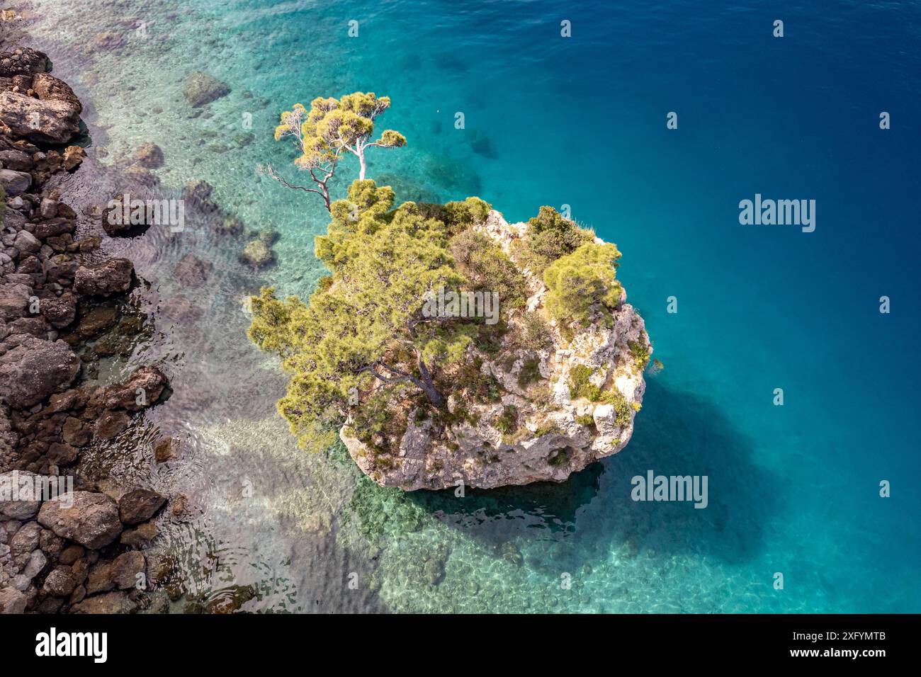 The landmark Brela stone or Kamen Brela on Punta Rata beach near Brela ...