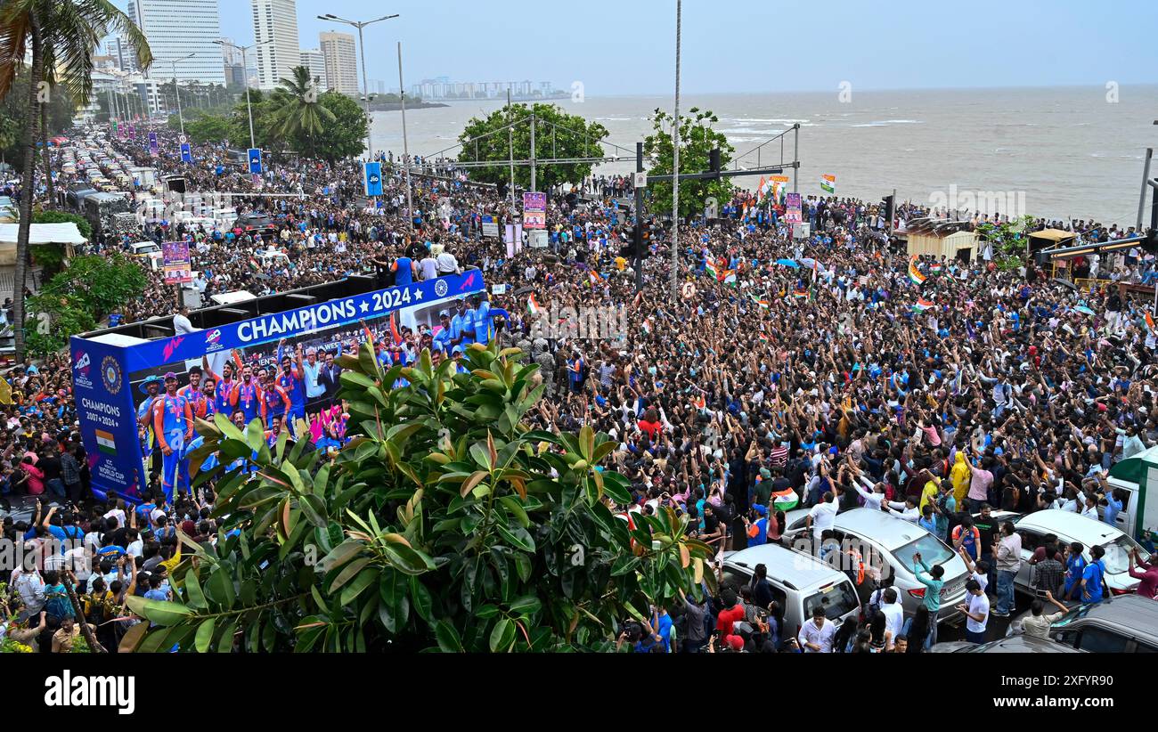 MUMBAI, INDIA - JULY 4: Cricket enthusiast awaiting for Team India ...