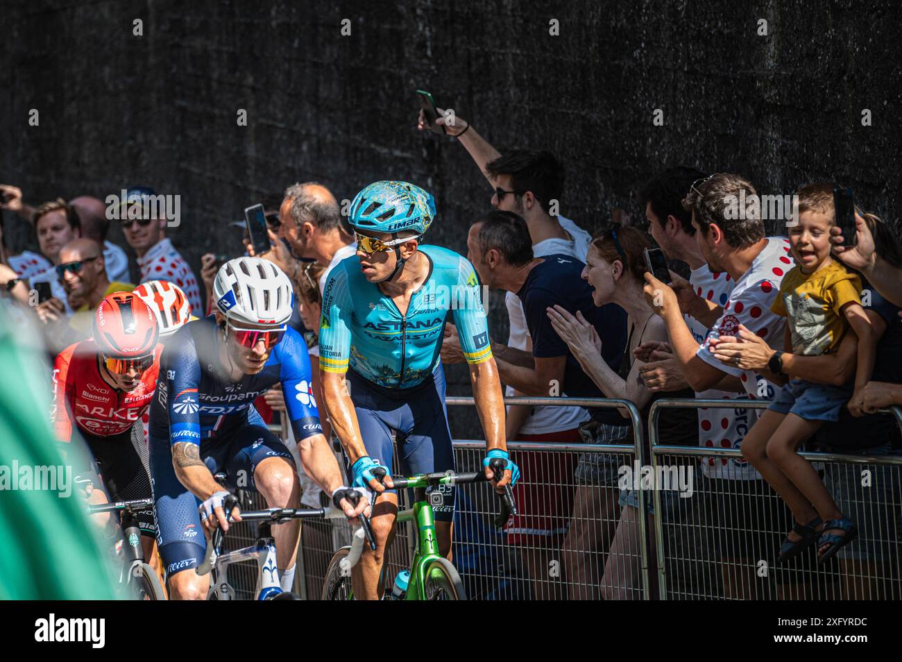 The cyclists racing through a crowd of spectators in Bologna. Stage 2 ...