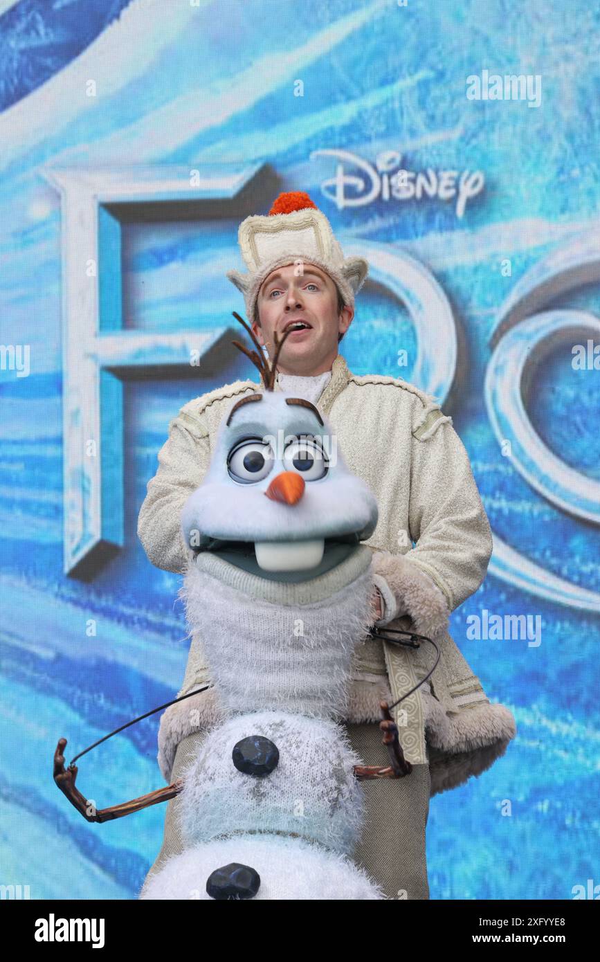 Performer from the musical Frozen, singing at West End Live 2024 on ...
