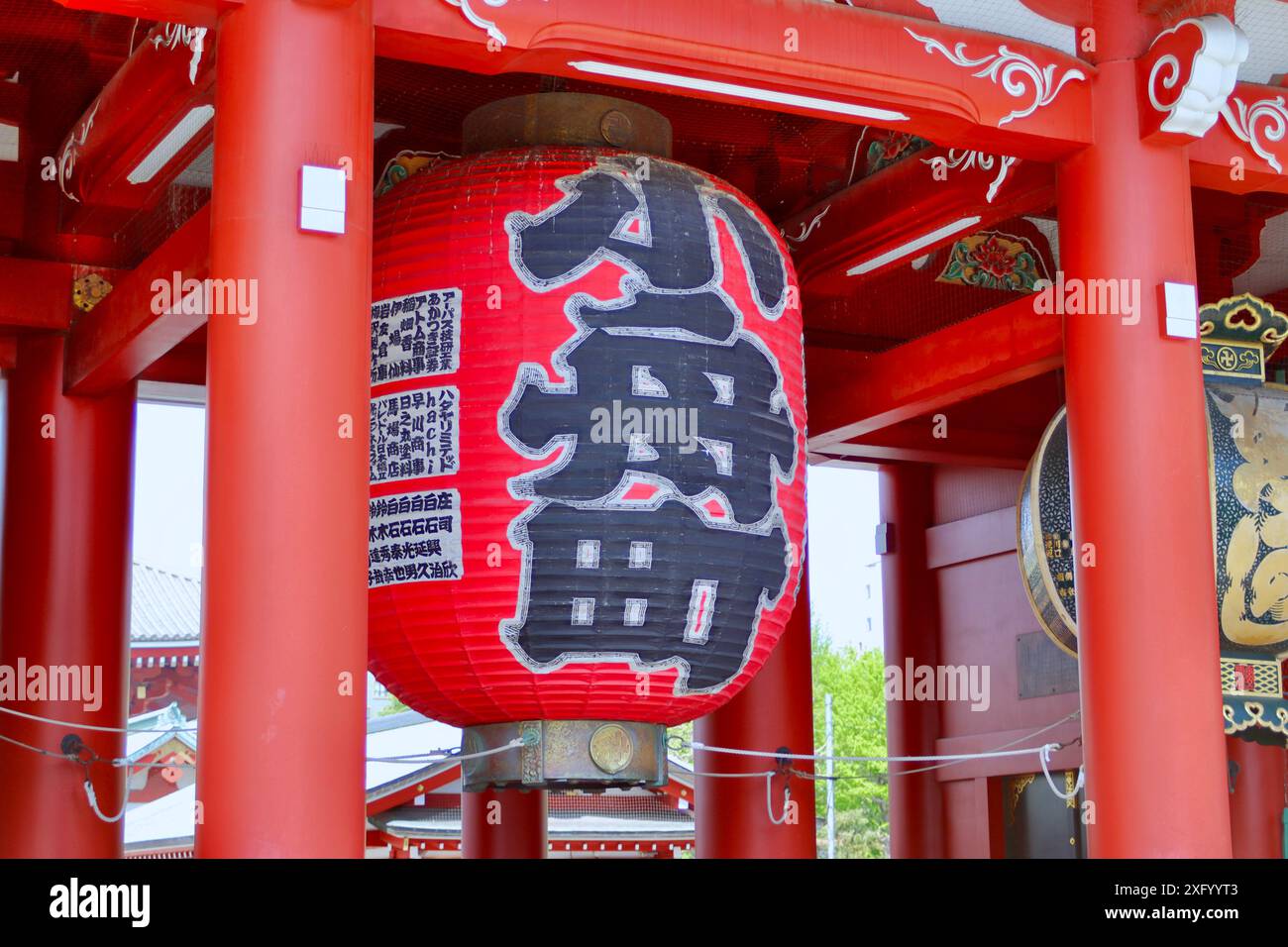 Big red gate lantern (Hozomon) in senso-ji temple in Asakusa, Sumida ...