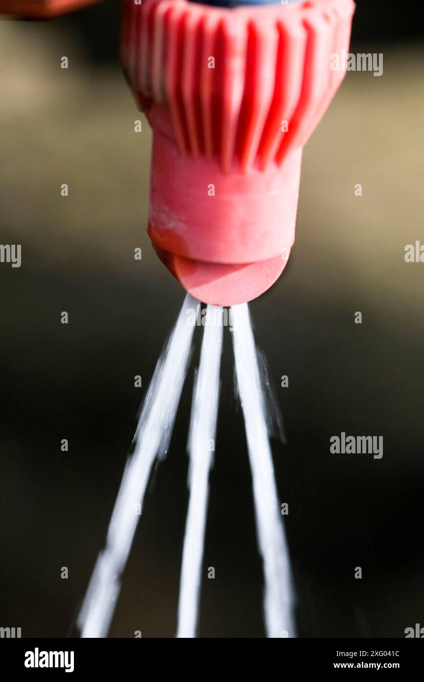 Agricultural sprayer nozzle. Tri-net nozzle for spreading liquid ...