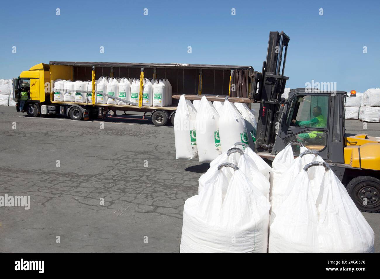 Storage and bagging of solid granular fertilizers, in big bags ...