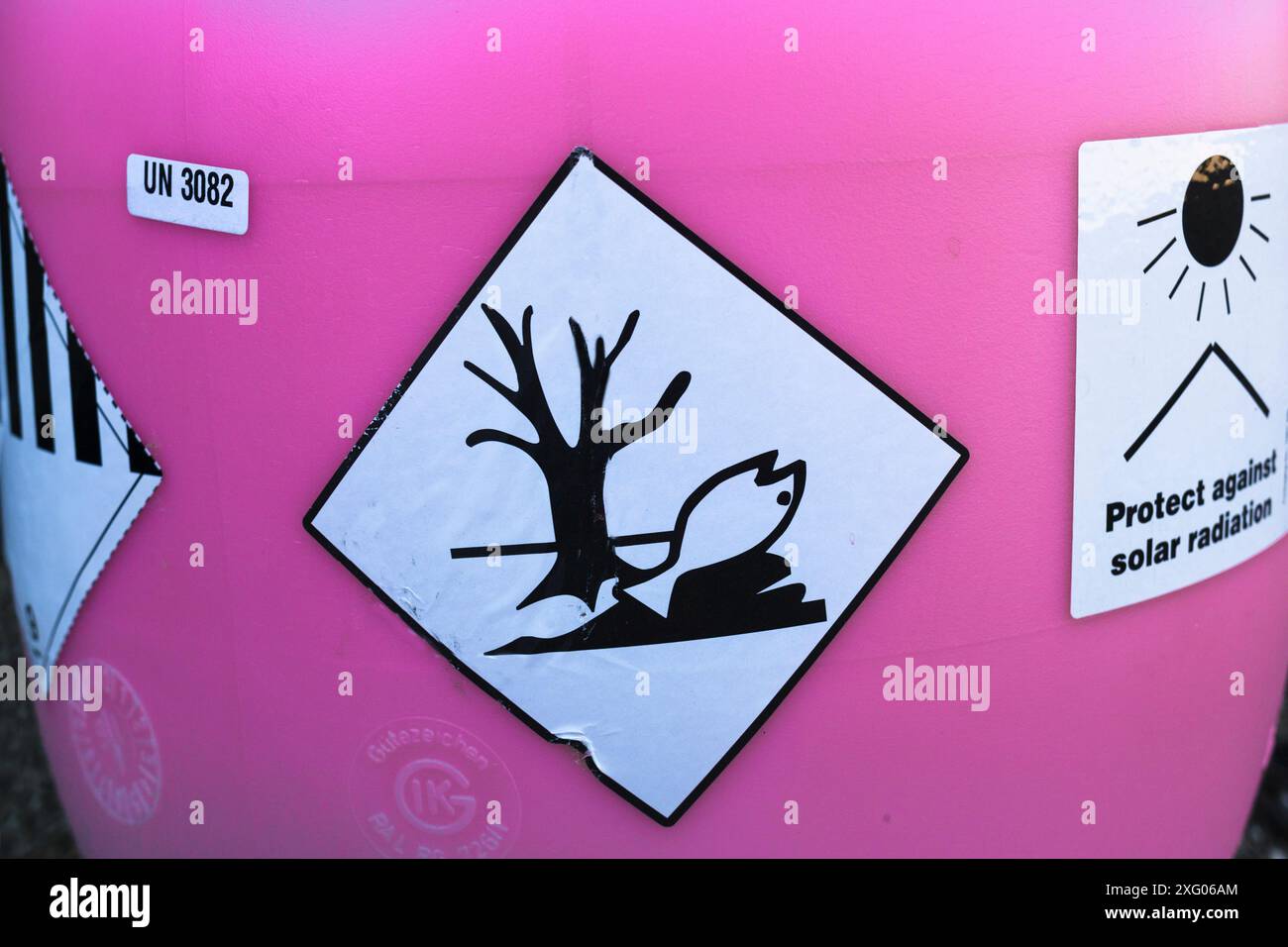 Canister for the preparation of a suspension concentrate for the ...