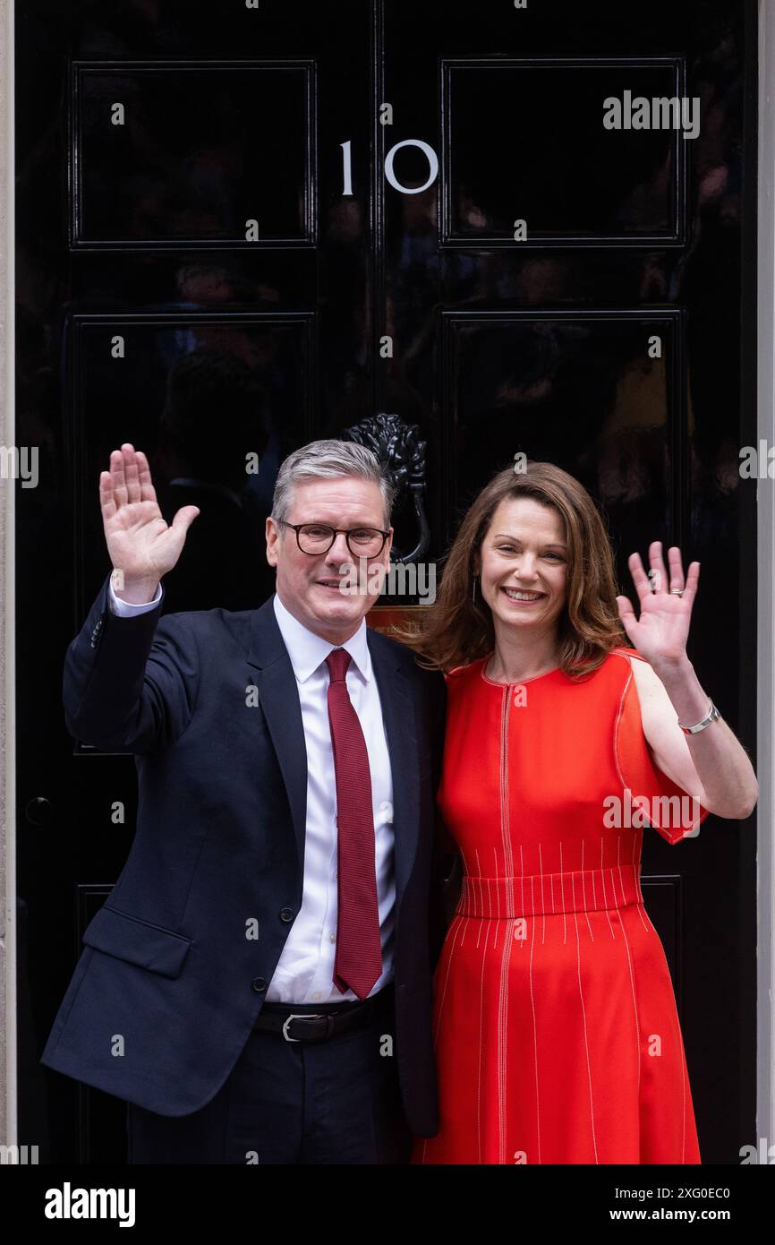 London, UK. 5th July, 2024. Sir Keir Starmer, accompanied by his wife ...