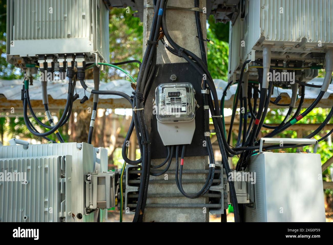 Electric meter Made to Measure Amount of AC power in the house and in ...