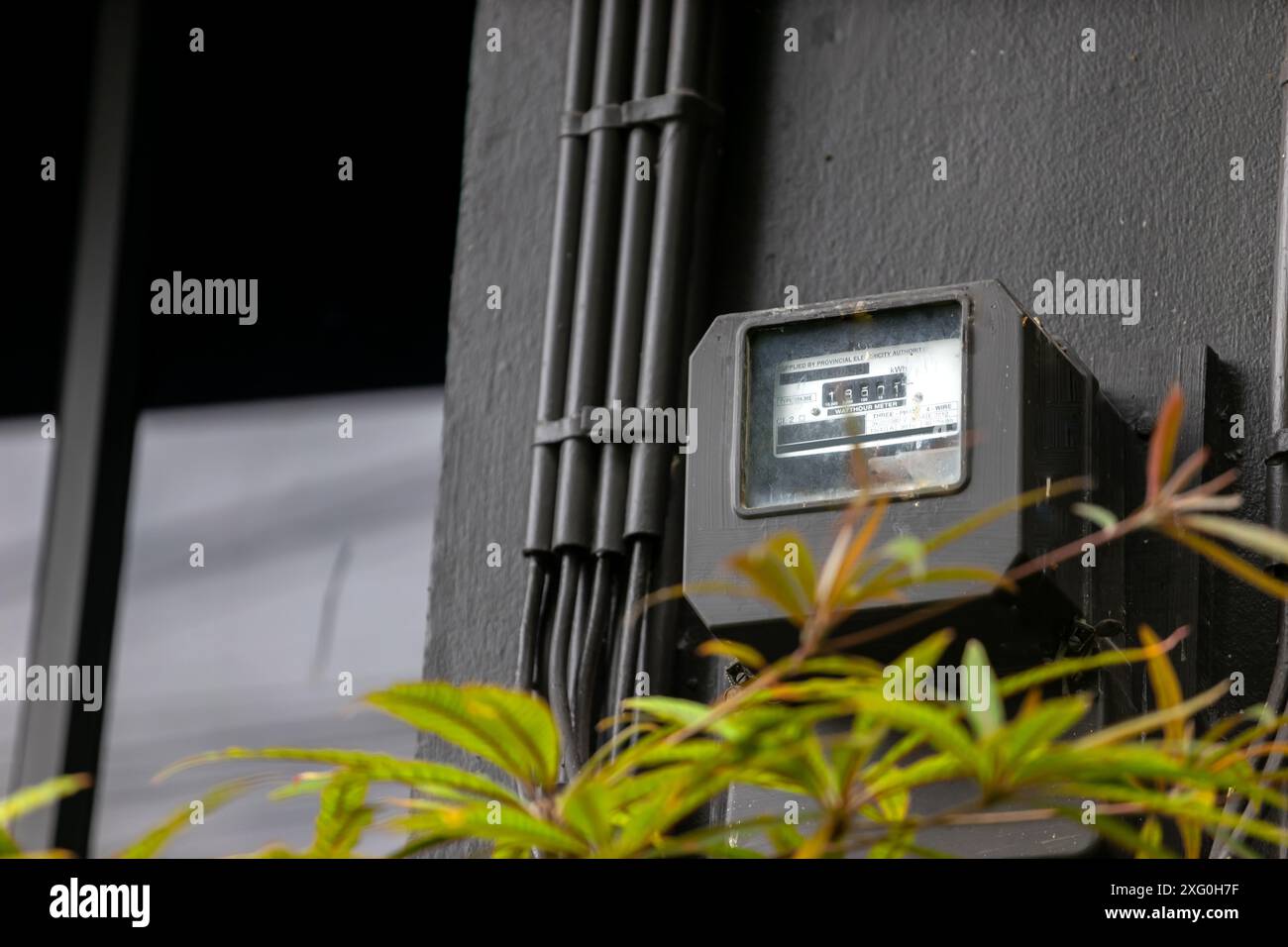 Electric meter Made to Measure Amount of AC power in the house and in ...