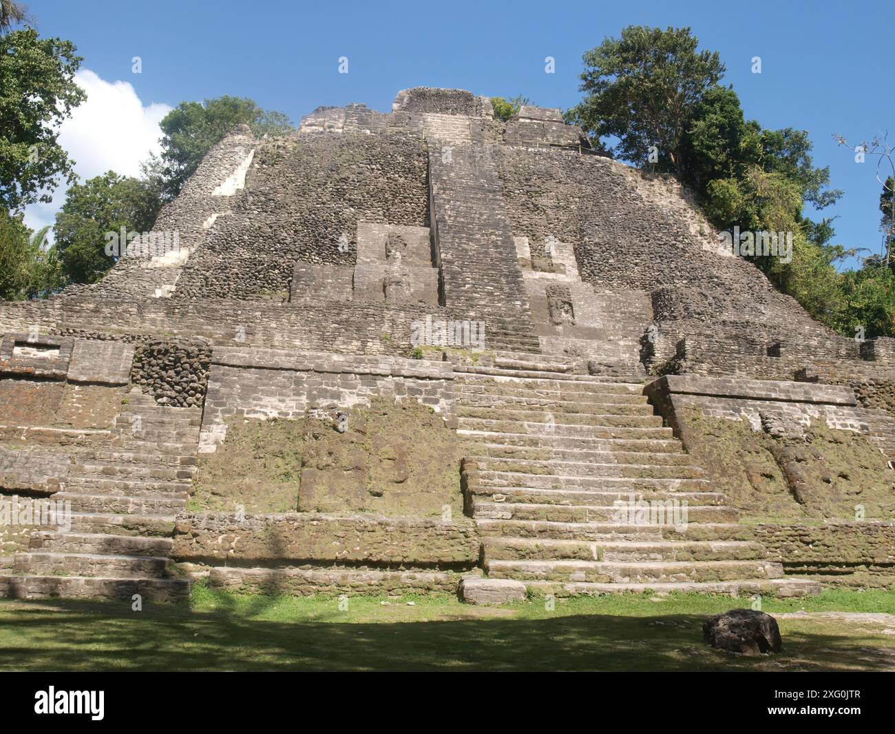 Belize mayan pyramid hi-res stock photography and images - Alamy
