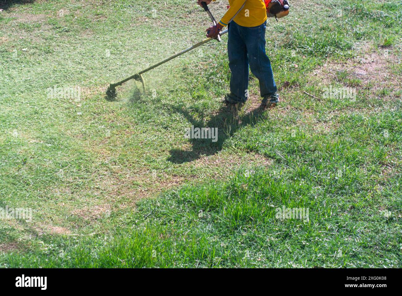 Man cutting grass hi-res stock photography and images - Alamy