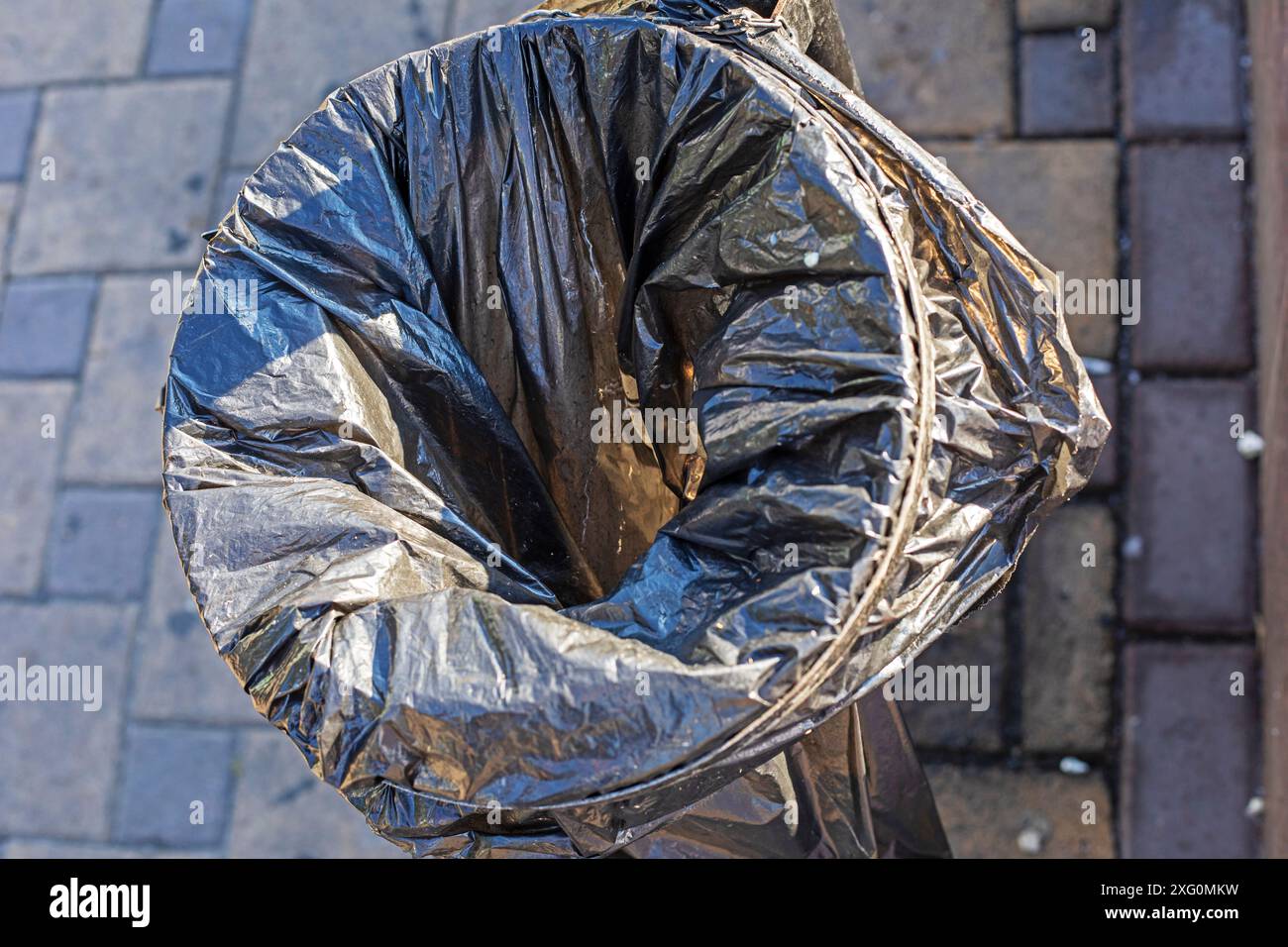 Outdoor trash system hi-res stock photography and images - Alamy