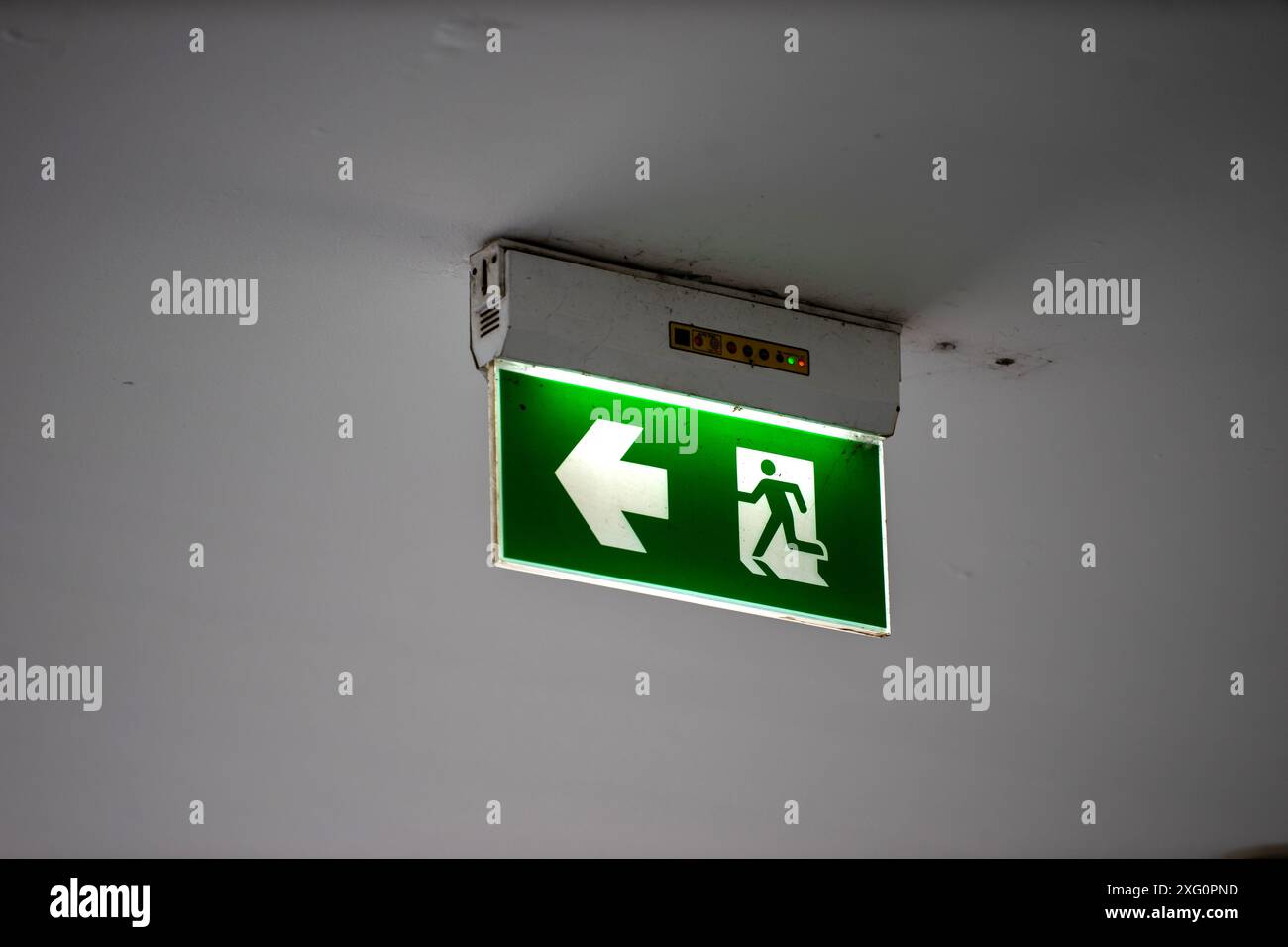 Fire extinguisher sign direction hi-res stock photography and images ...
