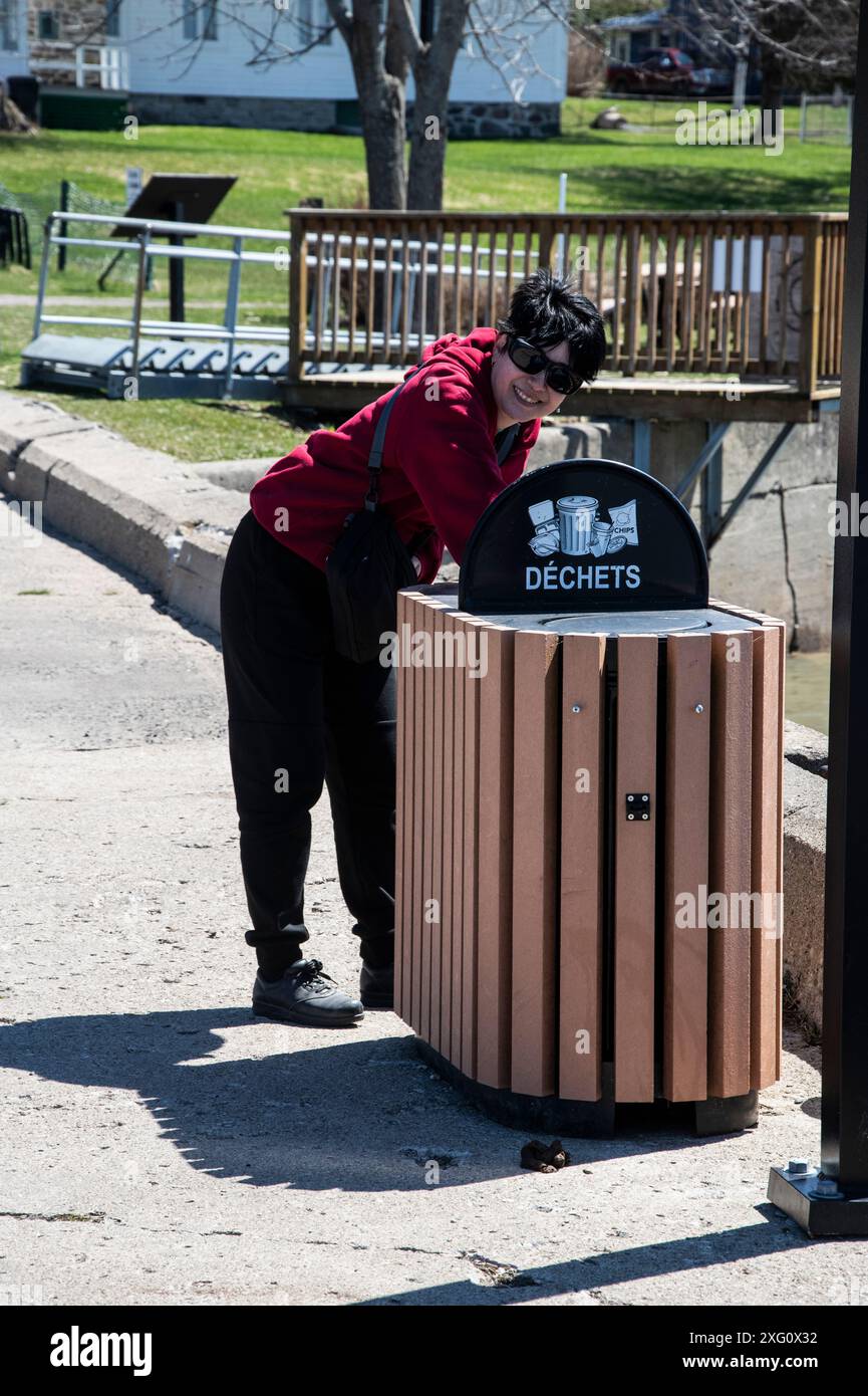 Collecting refundable containers at the quay in Saint-Antoine-de-Tilly ...