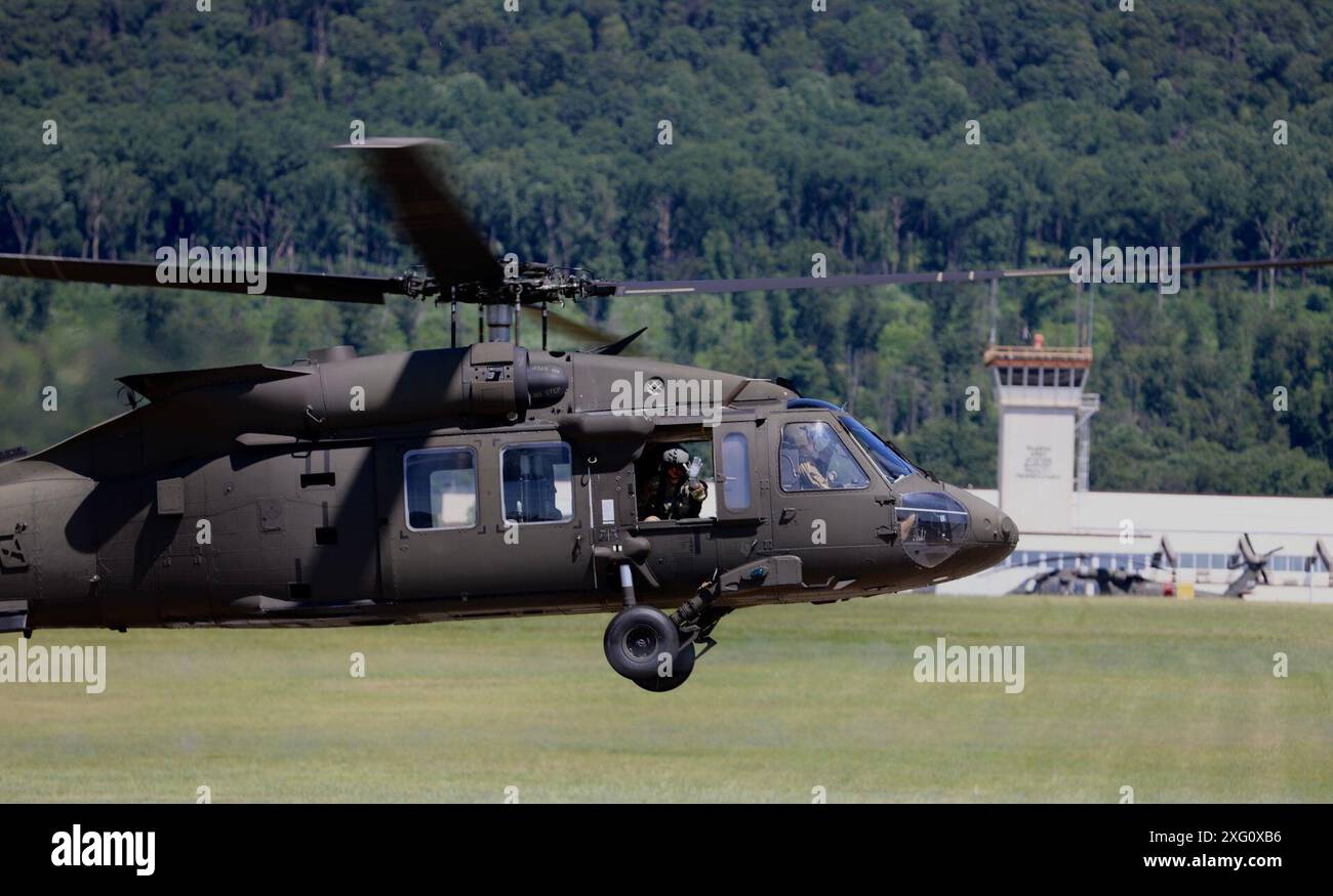 U.S. Soldiers with Bravo Company, 2-104th General Support Aviation ...