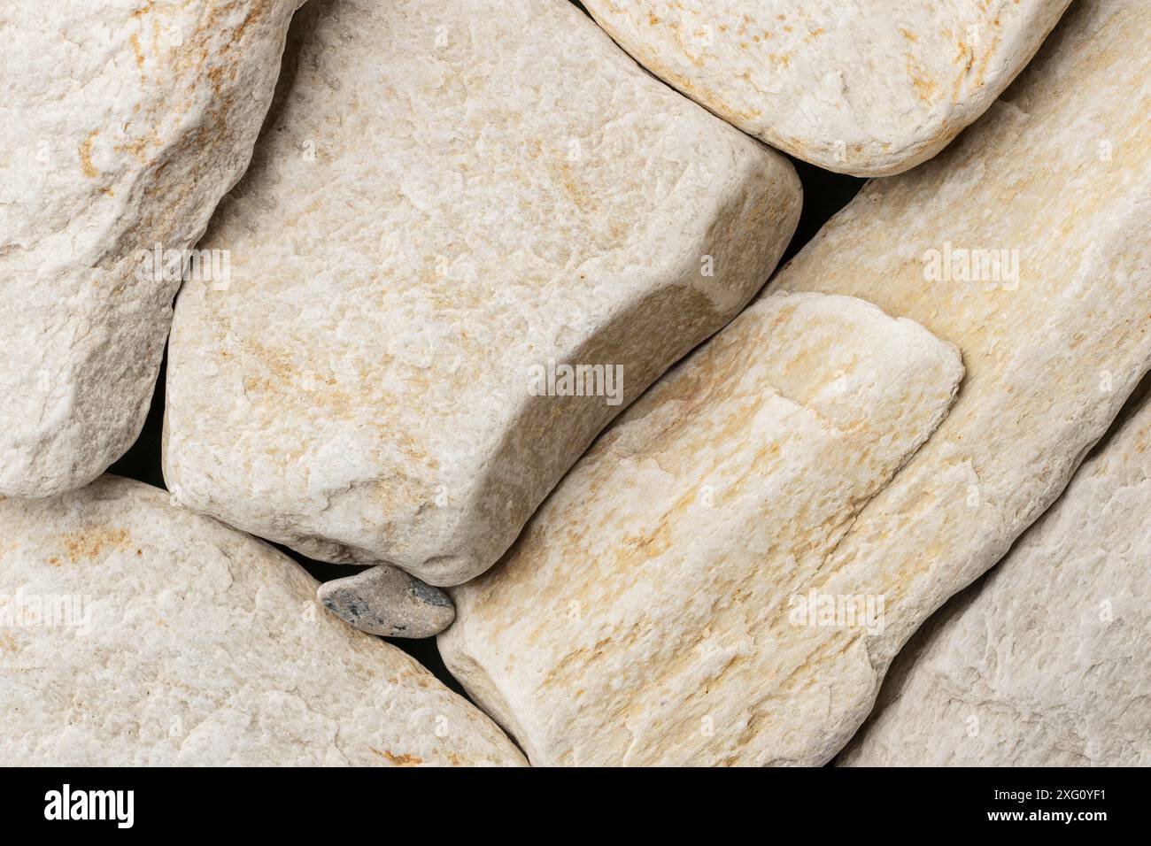 White quartz gravel hi-res stock photography and images - Alamy