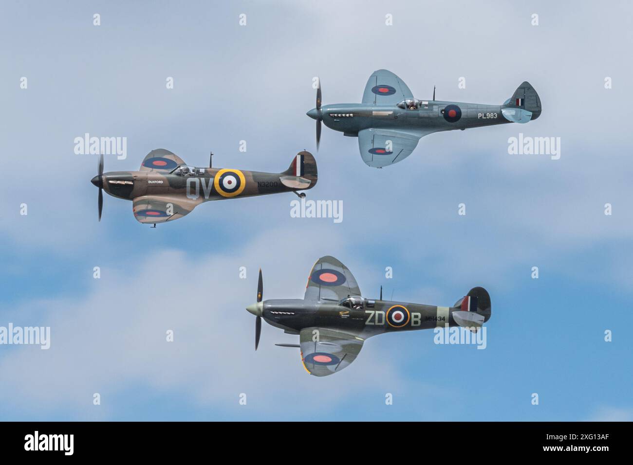 Battle of britain planes formation hi-res stock photography and images ...
