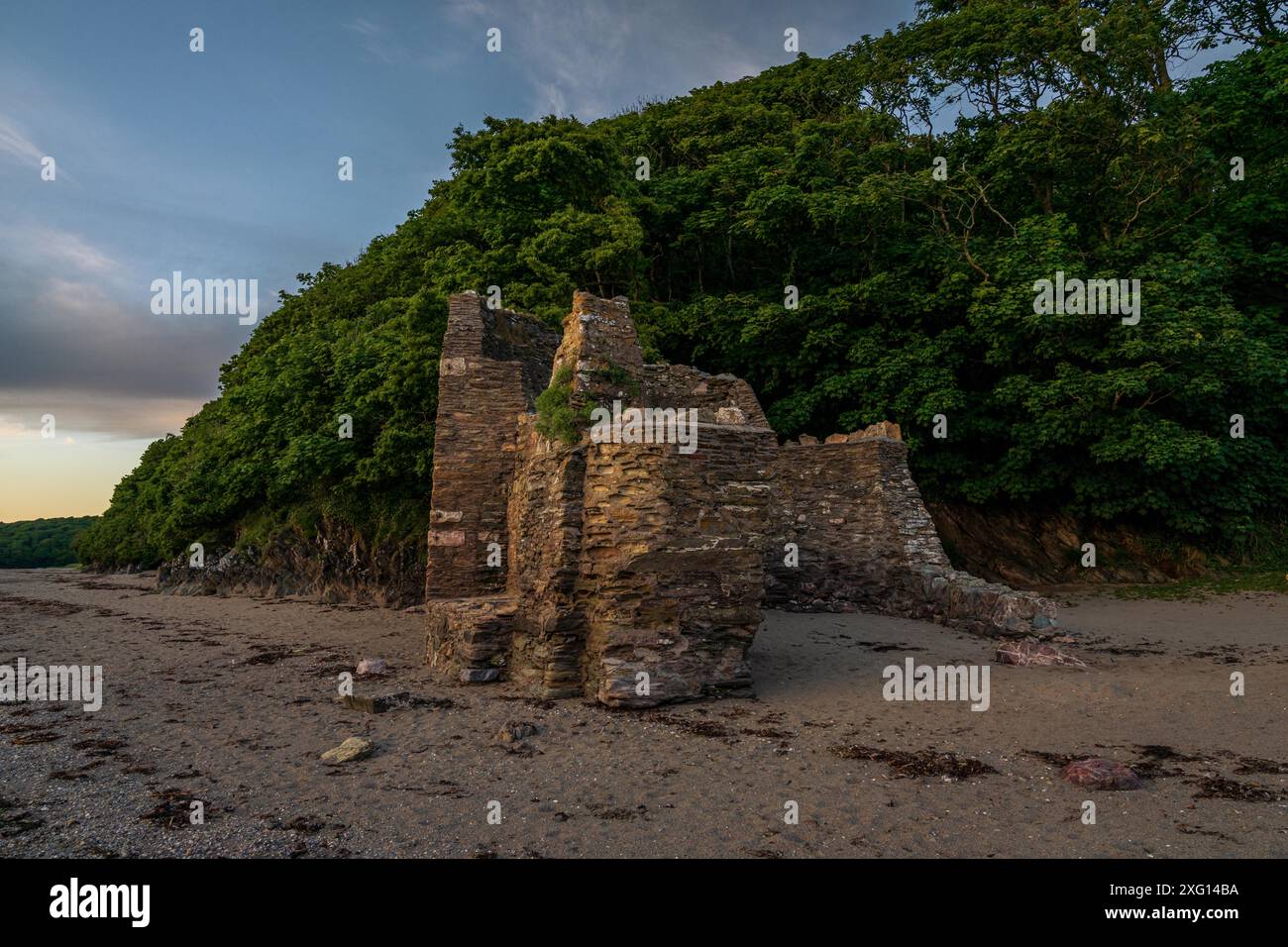 Lime kiln on Wonwell Beach and low tide on the River Erme near ...