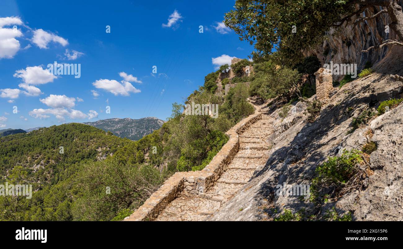 Stairs main entrance castle hi-res stock photography and images - Alamy