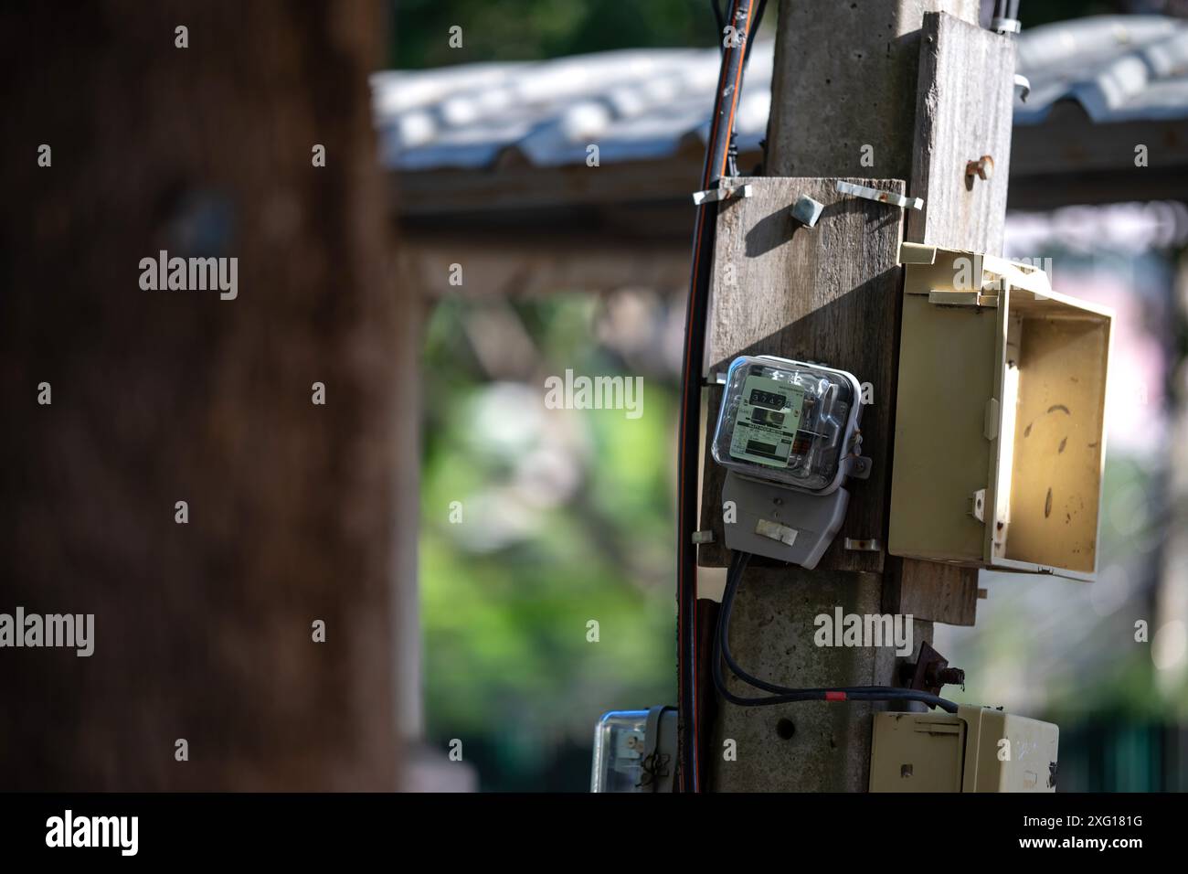 Electric meter Made to Measure Amount of AC power in the house and in ...