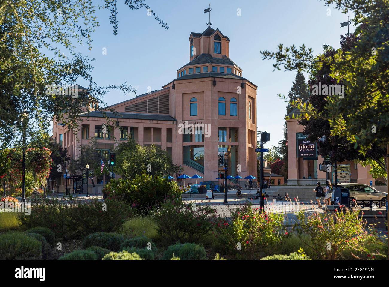 Mountain View City Hall and Center for the Performing Arts exterior ...