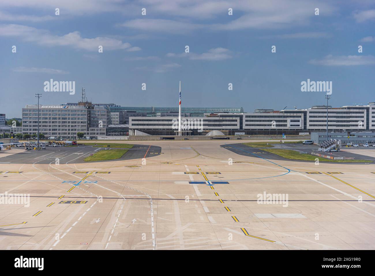 Charles de gaulle roissy airport hi-res stock photography and images ...