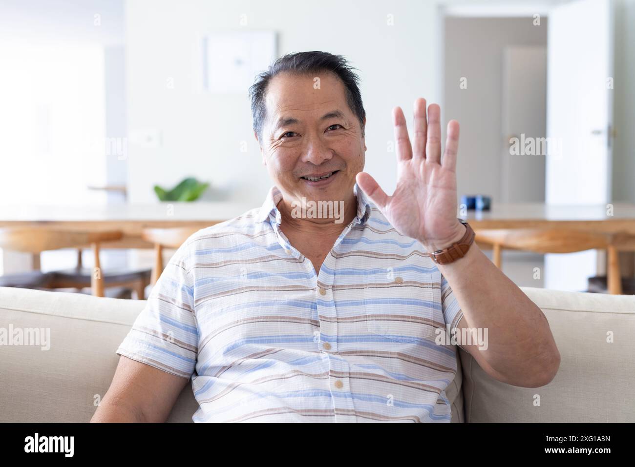 Mature man waving smiling hi-res stock photography and images - Alamy